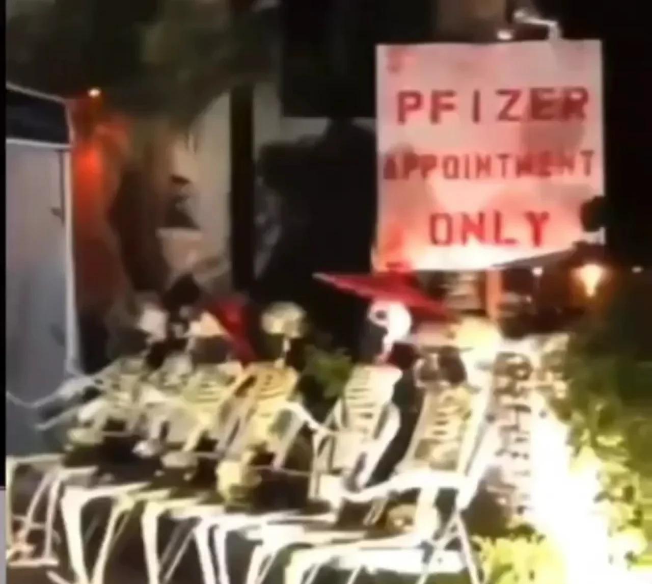 Pfizer Halloween Decorations spot - Halloween Dekorace k Pfizeru a vakcinam
