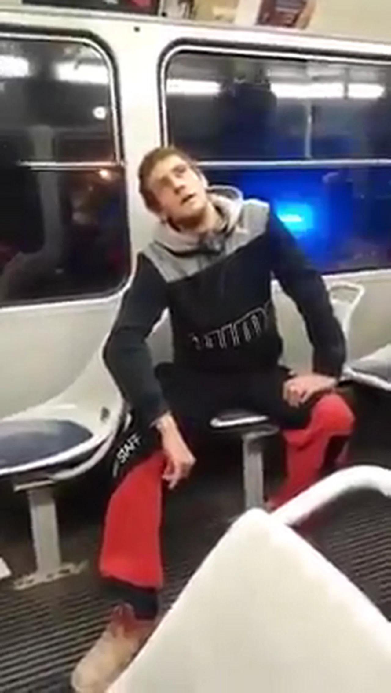 Cestujici si odmita nasadit rousku v saline