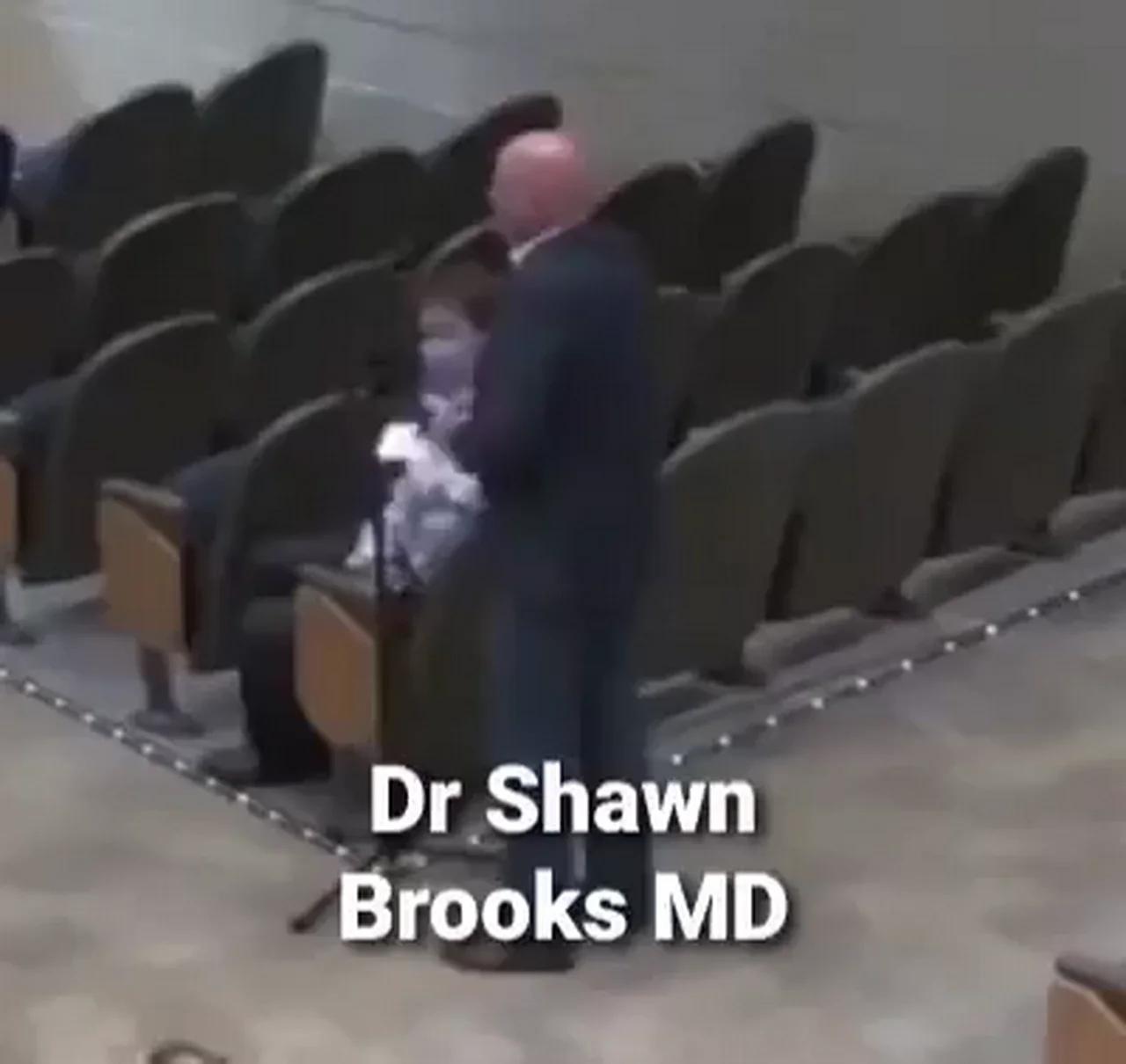 Dr. Sean Brooks à la réunion du conseil d'école de l'Ohio