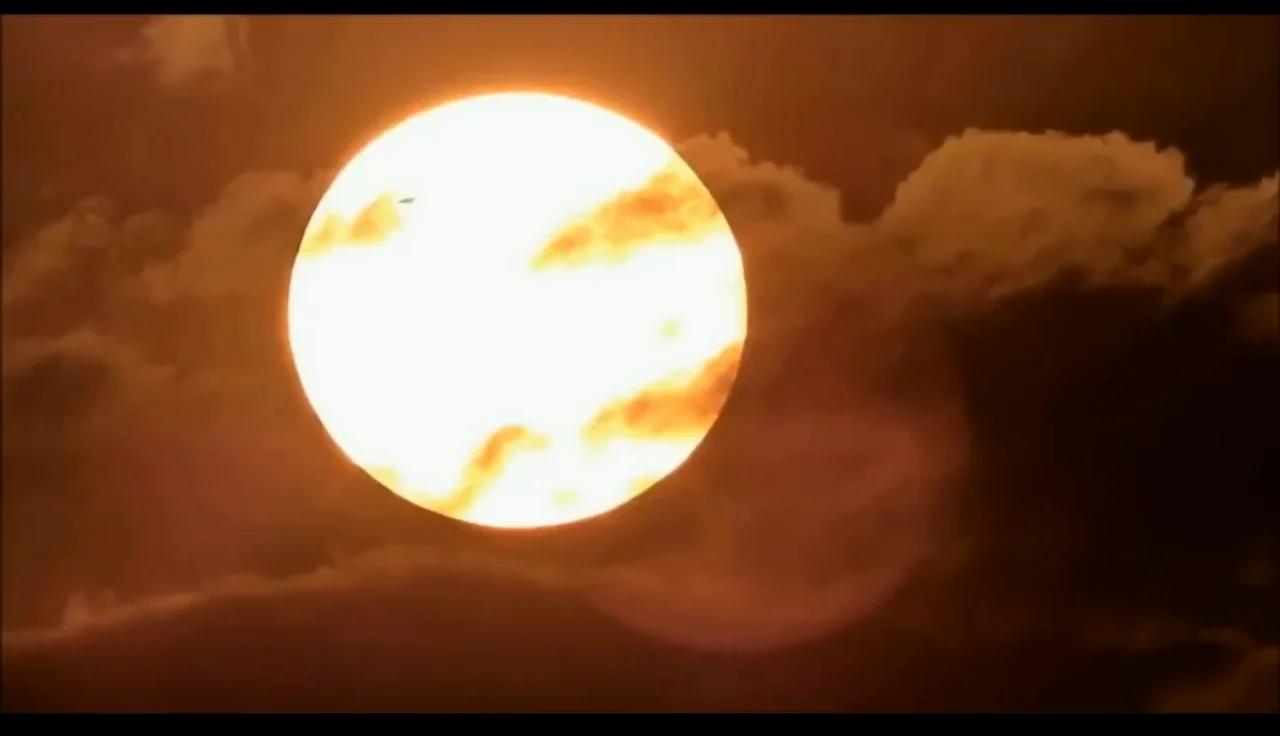 Footage - A Plane Flying Through Sun - spot - Zaber Letadla letici ...