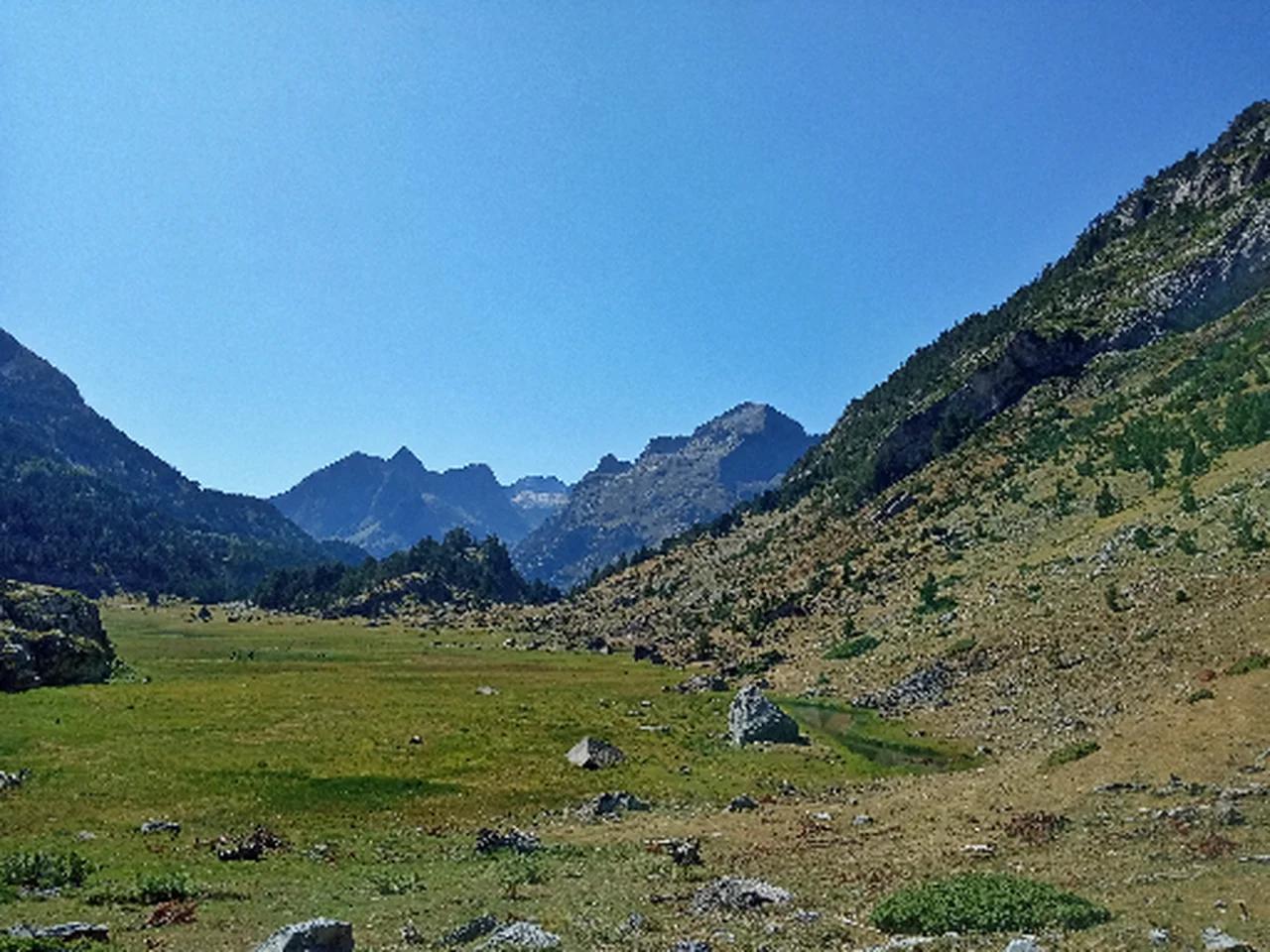 Photo Pyrenees valley mountain