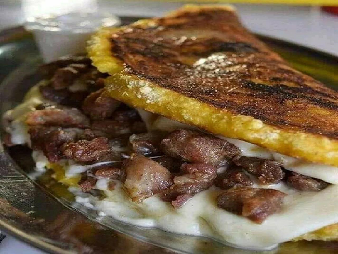 Cachapa con queso y cochino frito.
