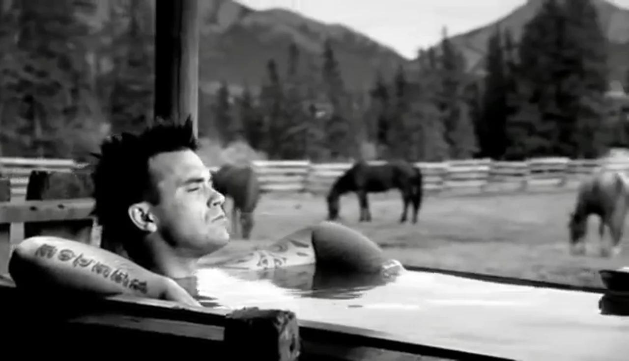 Robbie Williams - Feel (2002)