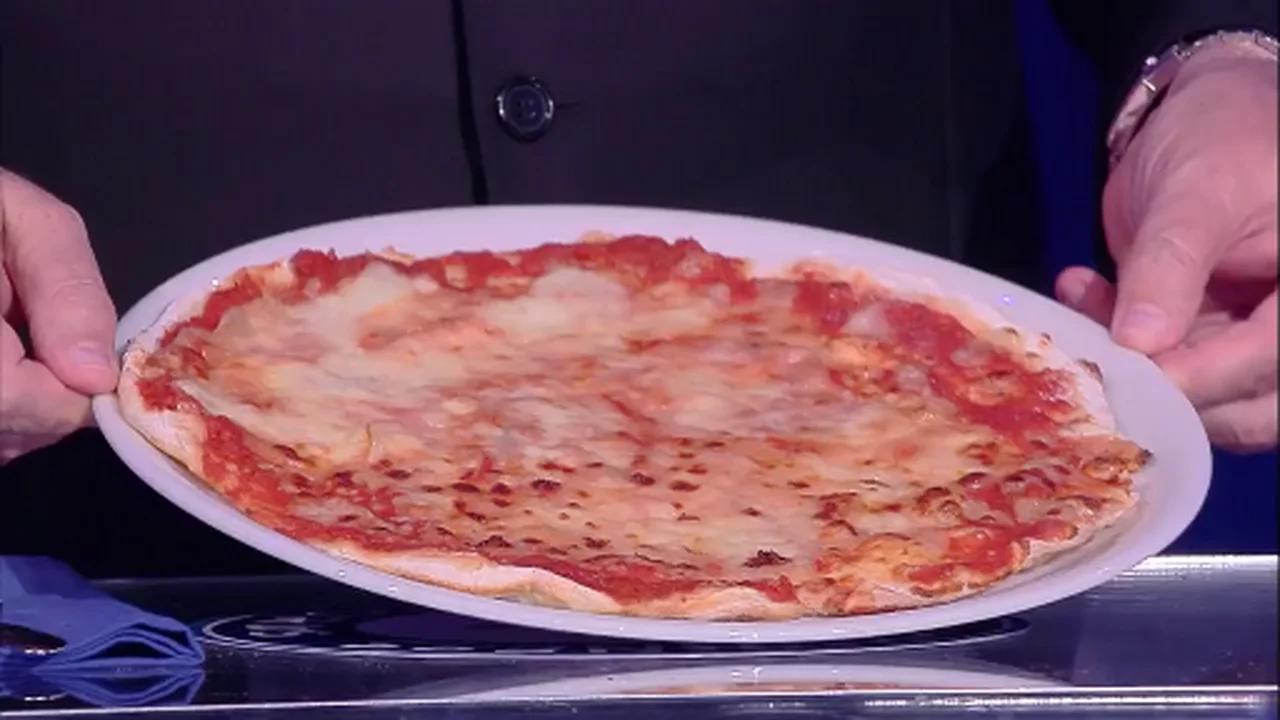 Fastest Time To Eat Pizza 🍕 - Guinness World Records