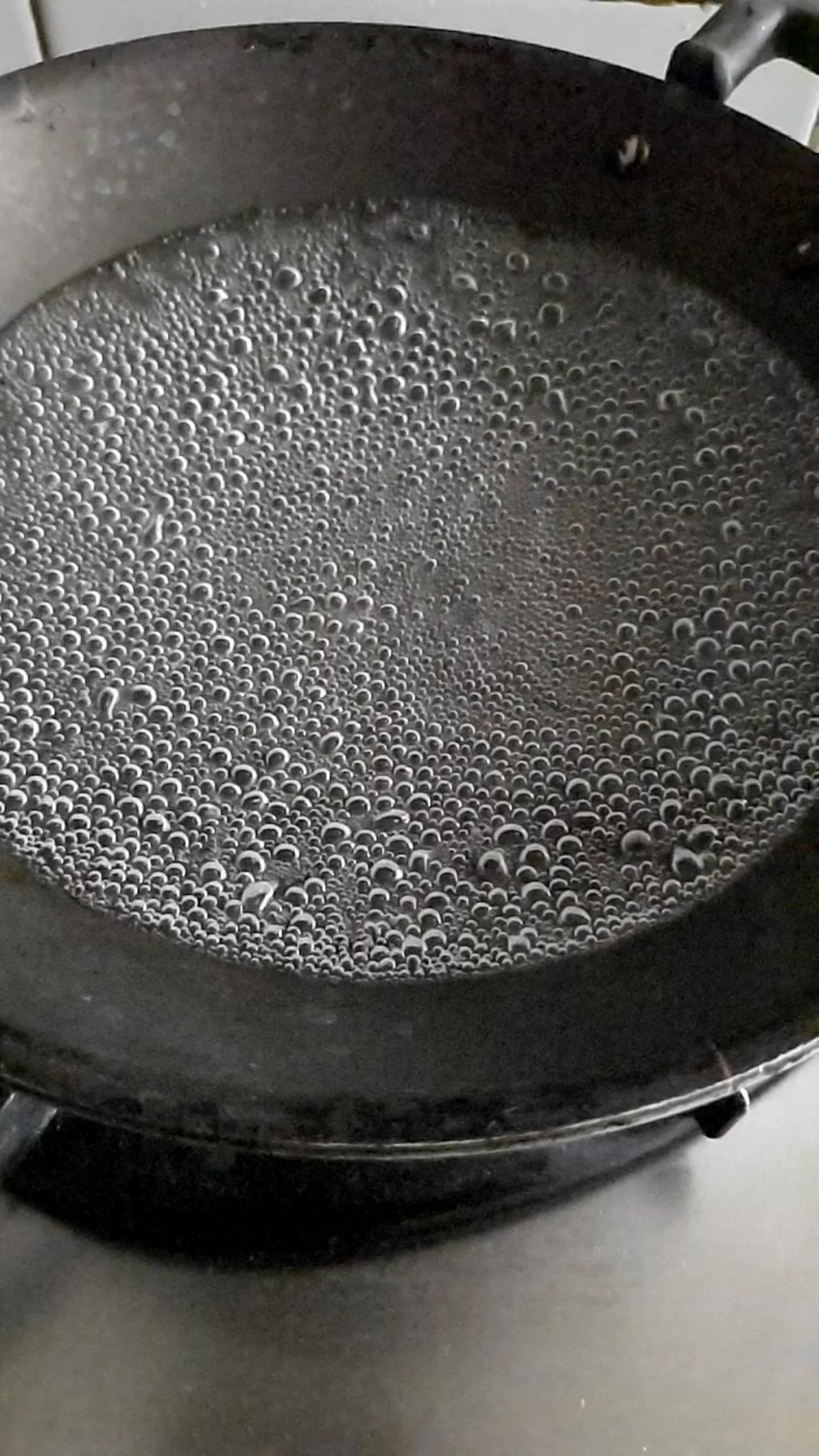 Oddly satisfying - boiling water in slow motion