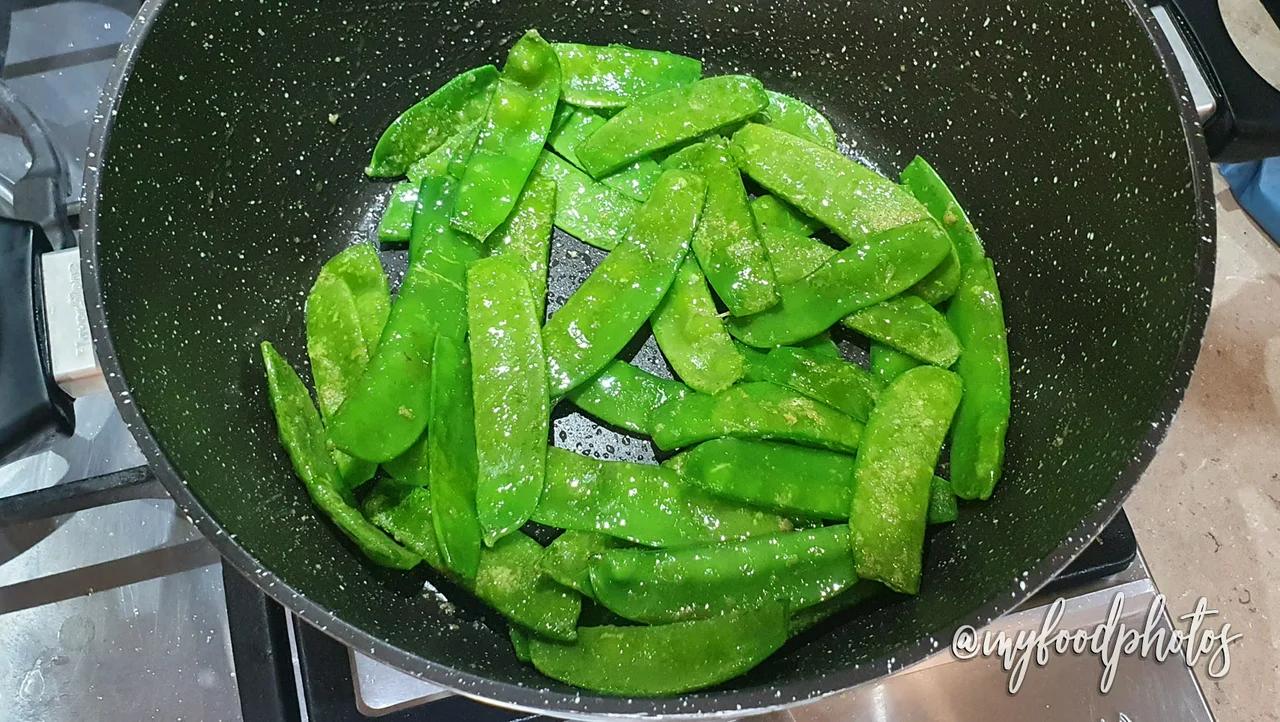 📷 Snow peas cooked with Garlic - Food Photography