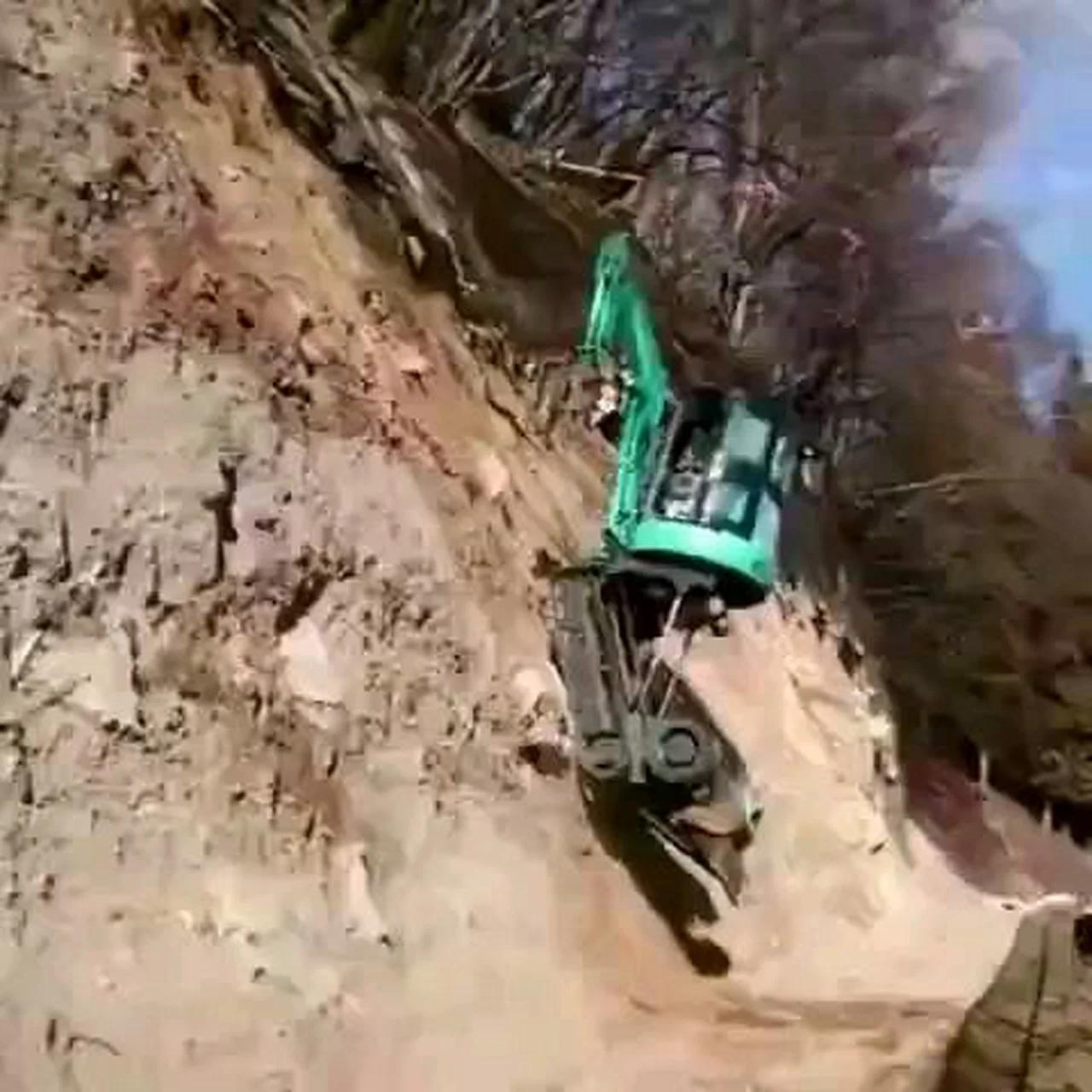Hydraulic excavator for working on steep slopes