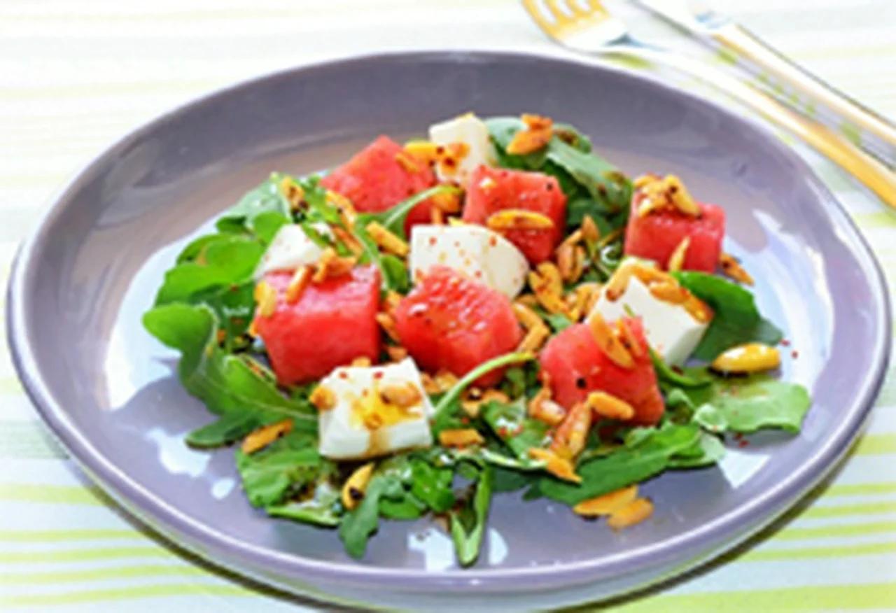 Ensalada de sandía y queso fresco, con rúcula y almendras tostadas con ...