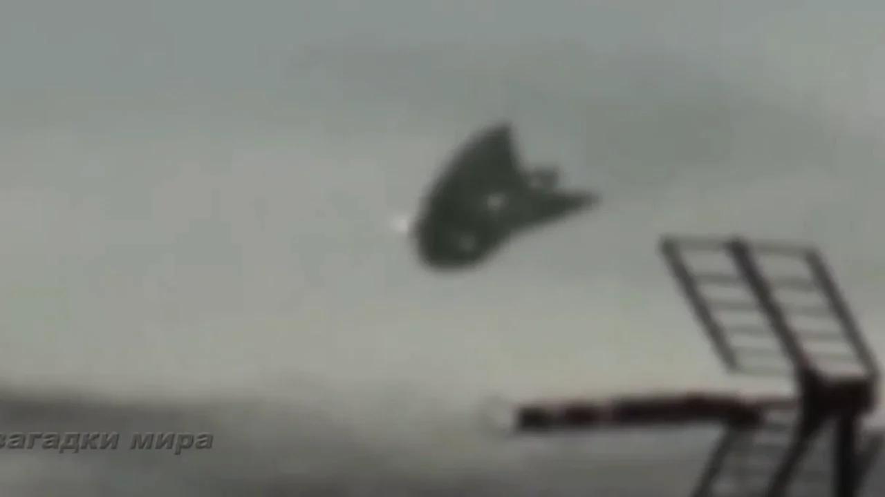 OVNI en vol Forme bizarre / UFO in flight Weird shape