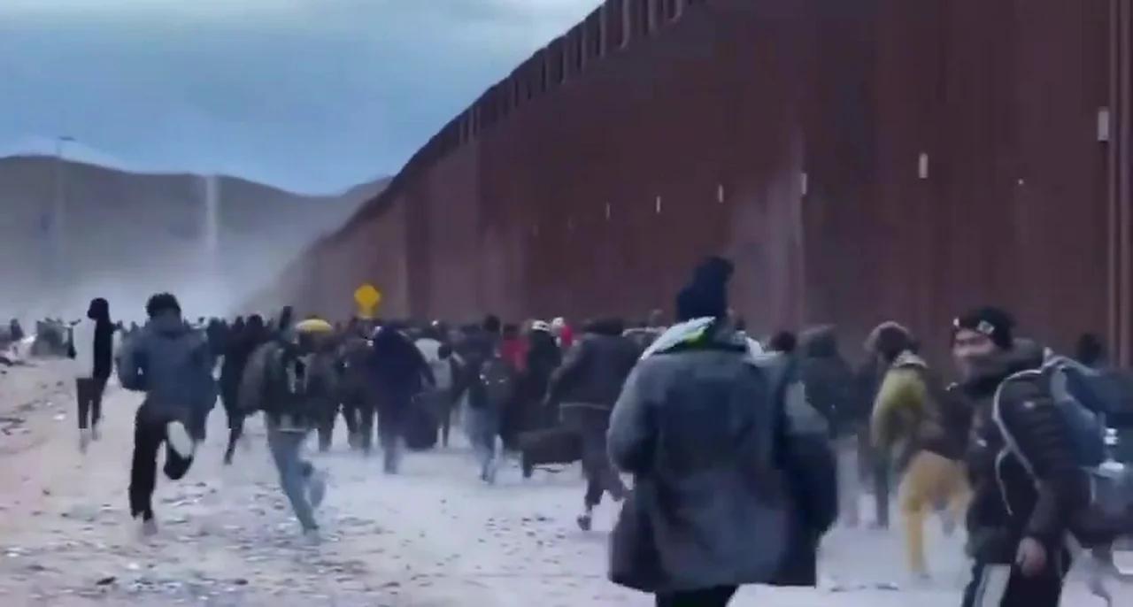 Část hraničního plotu v Texasu a stovky migrantů.Během nedávných ... Část hraničního plotu v Texasu a stovky migrantů.Během nedávných ...