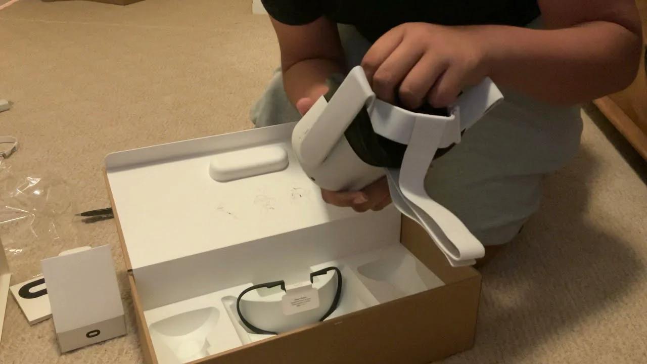 Unboxing the Oculus Quest 2
