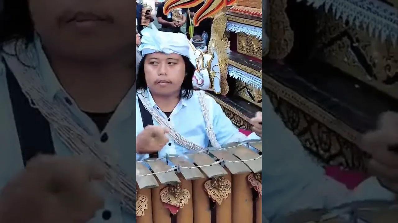 Bade / Wadah Ngaben Di Tengah Danau Batur Desa Terunyan Bali