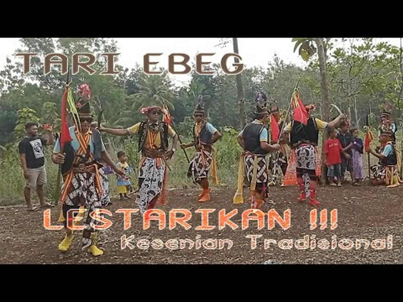 Kesenian Tradisional Reog atauTari Ebeg dalam acara bersih desa Kampung ...
