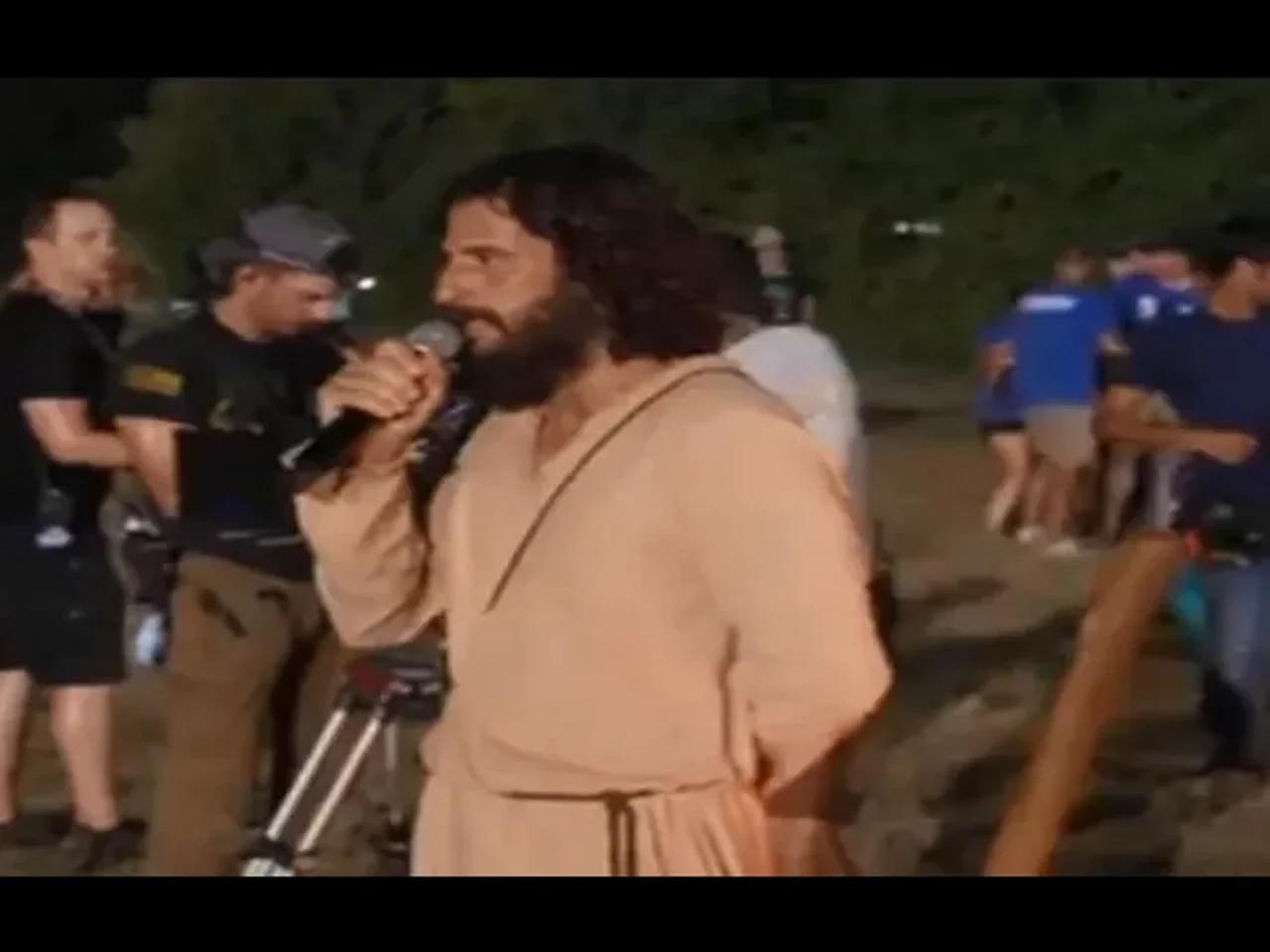 Jonathan Roumie says THE FATHER'S PRAYER in ARAMAIC -moment during ...