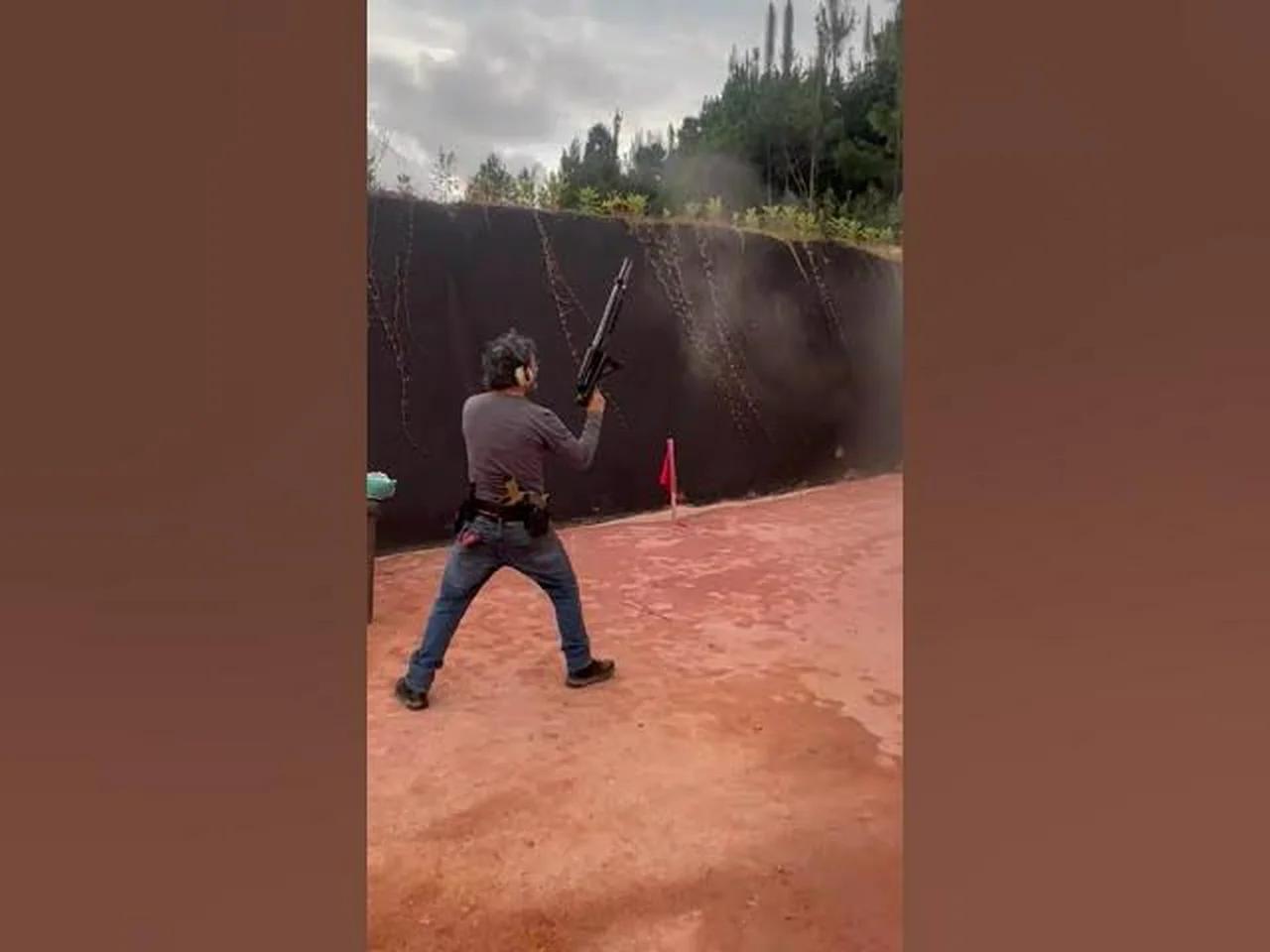 12 gauge shotgun 00B one handed shooting