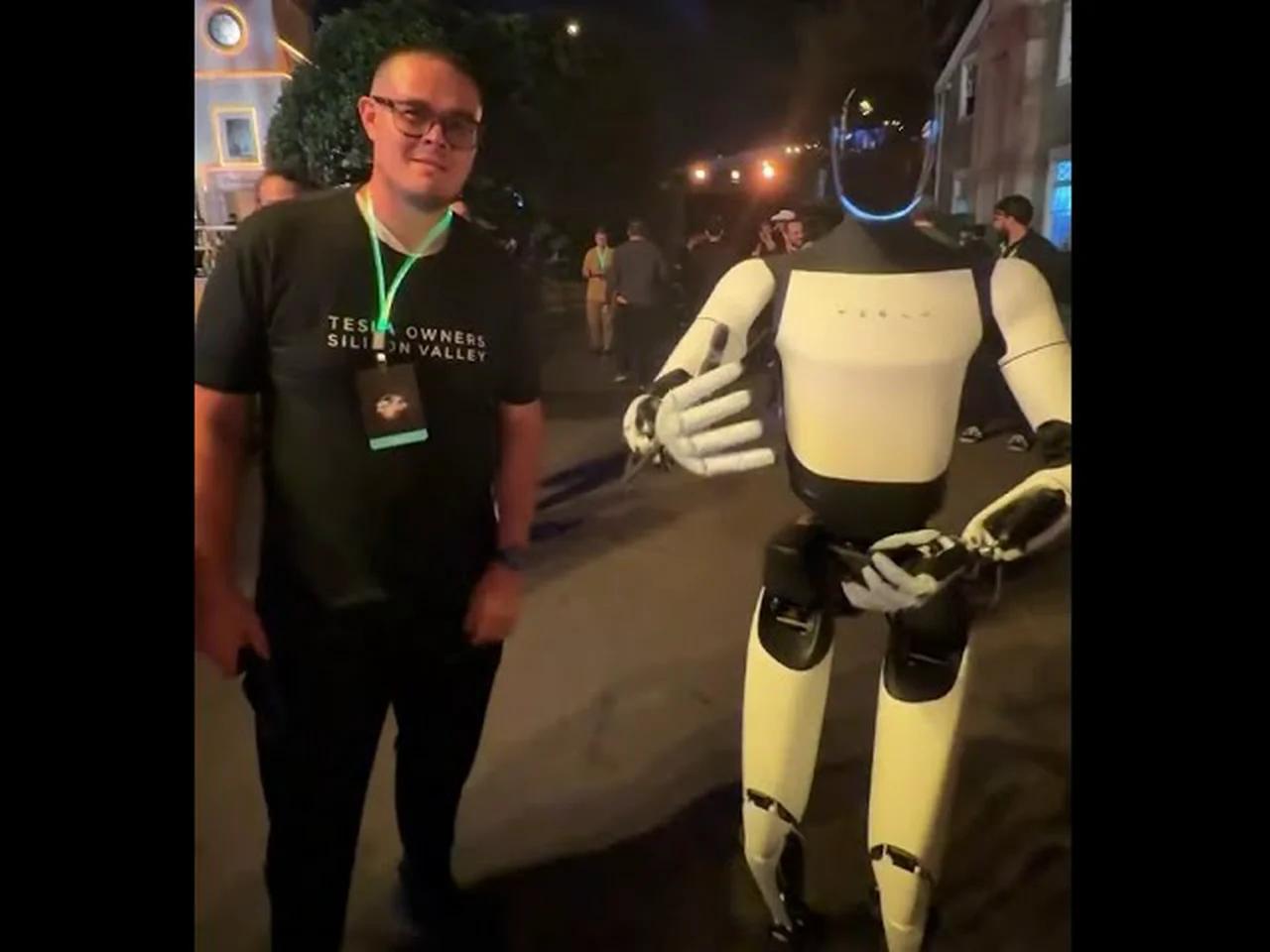 10-OCT-2024 Robot Optimus de Tesla Conversando 👀