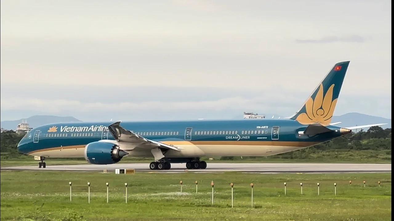 [4K] Vietnam Airlines (Boeing 787-10 / VN-A872) lăn bánh và cất cánh ở ...