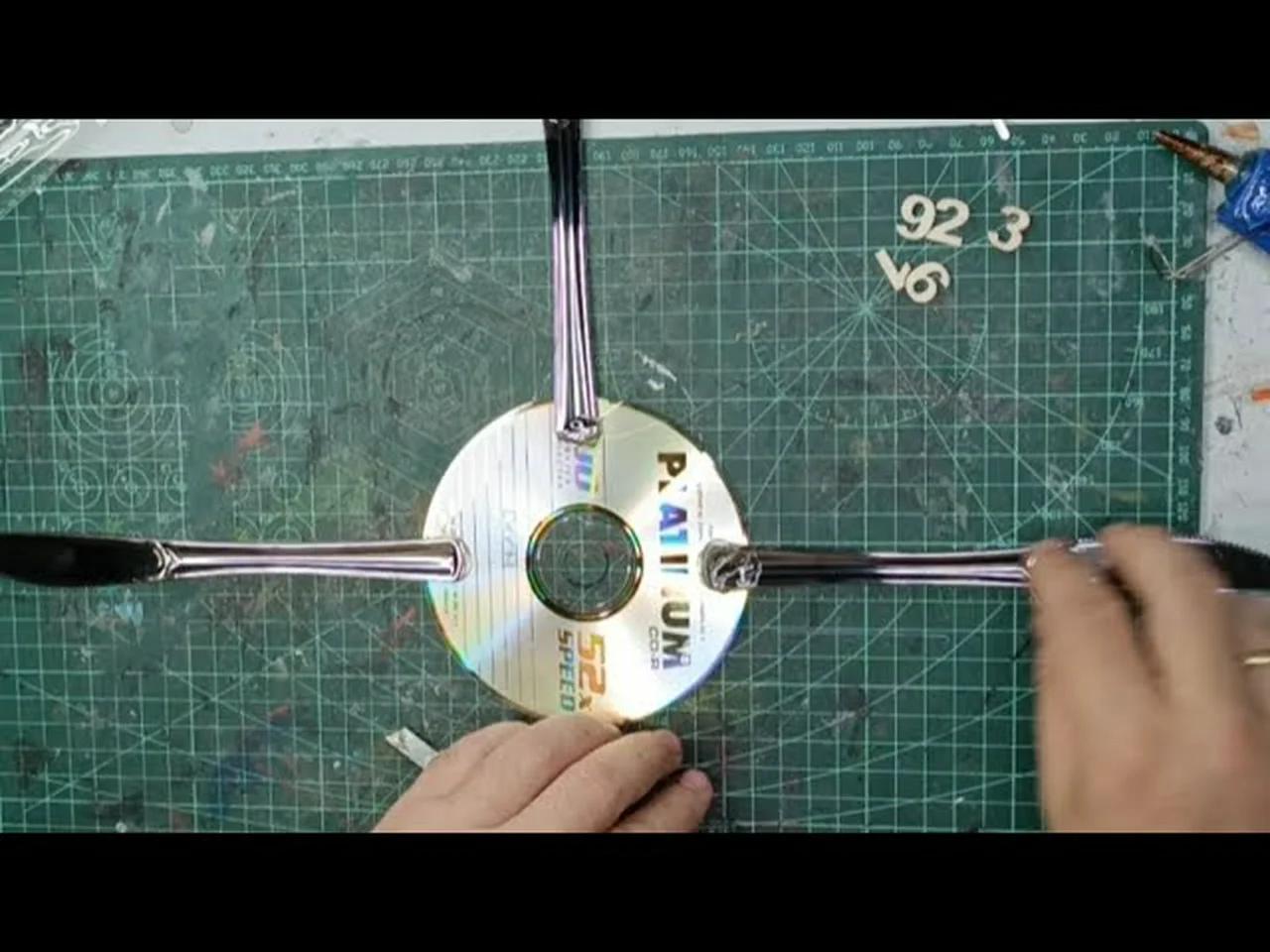 Manualidad de reciclaje con CD. Reloj para colgar.