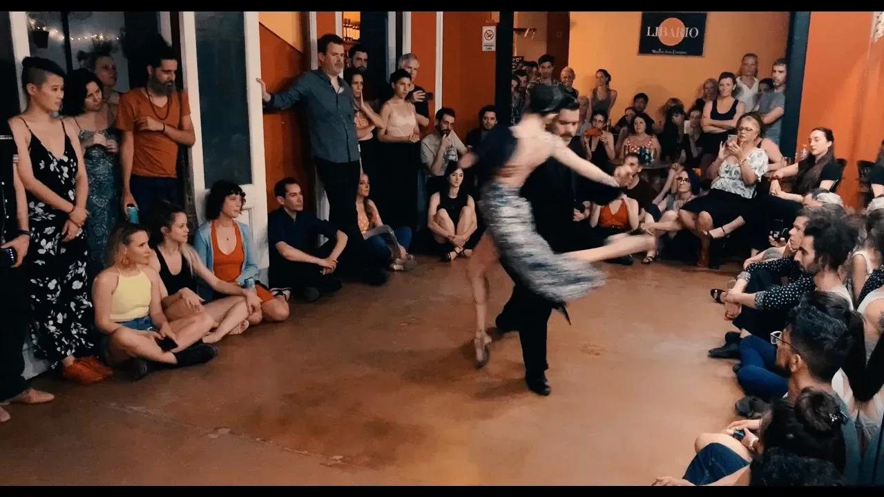 Daniela Bravo & Lucas Guevara, bailan Buscandote con El Cachivache en vivo