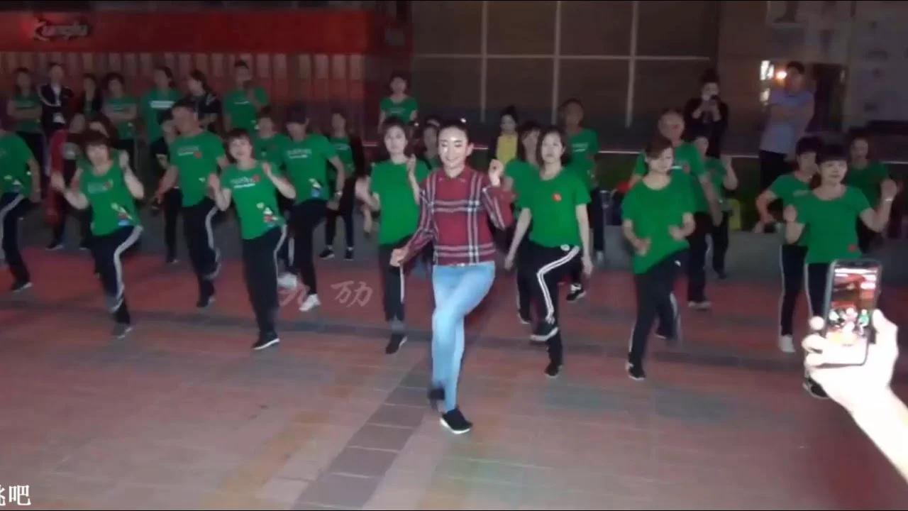 Beijing Bairongweika Shuffle Dance! Students practice under the ...