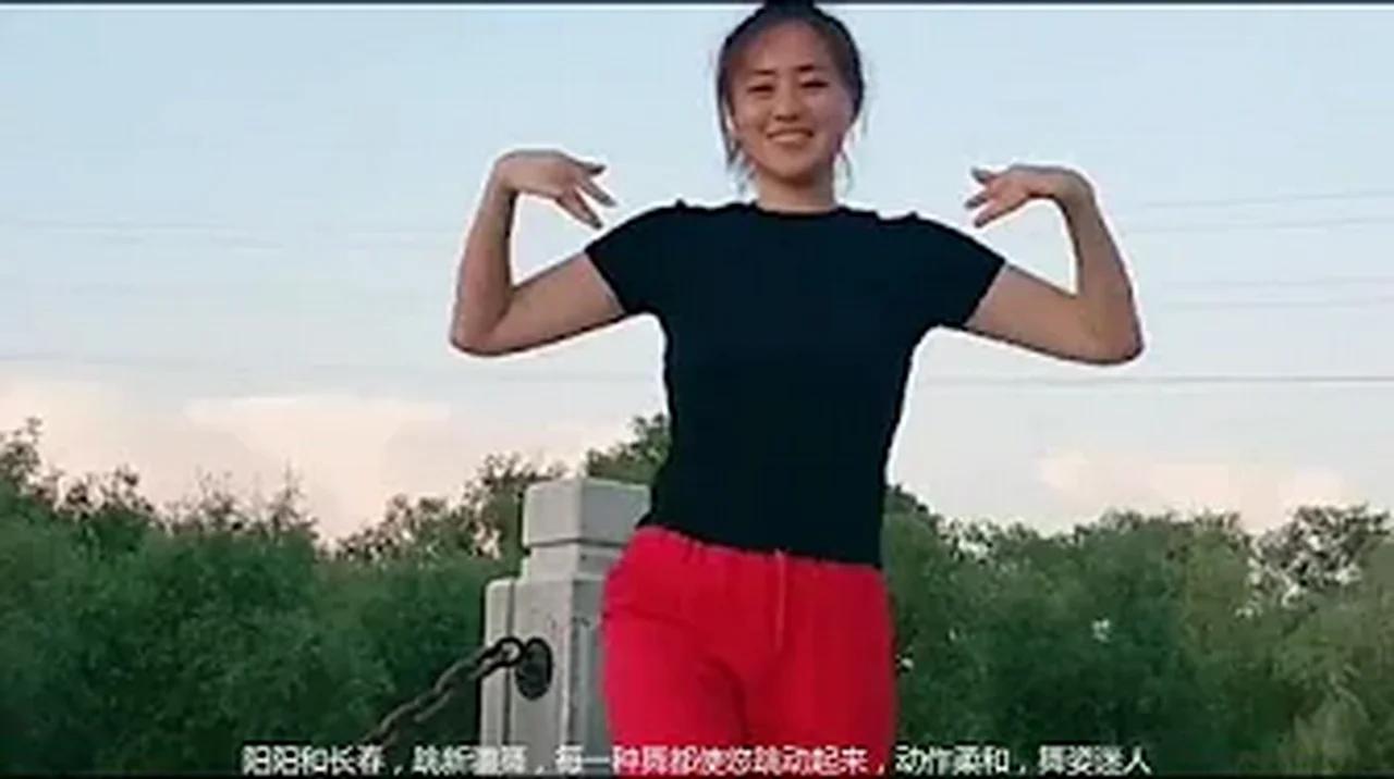 Yang Yang and Changchun dance Xinjiang Dance, the rhythm is elegant ...