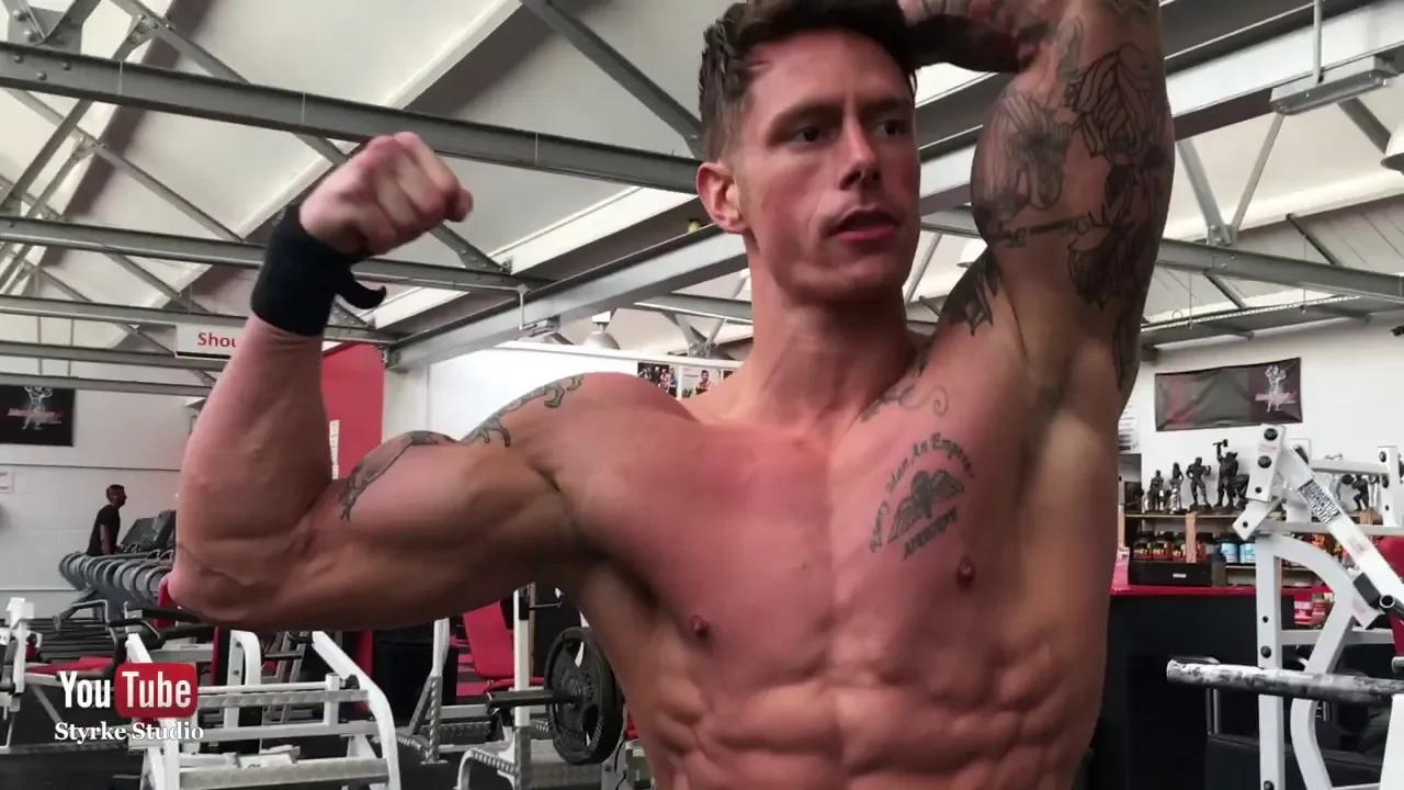 Shredded Fitness Model Muscle Pump Ollie Carson Styrke Studio