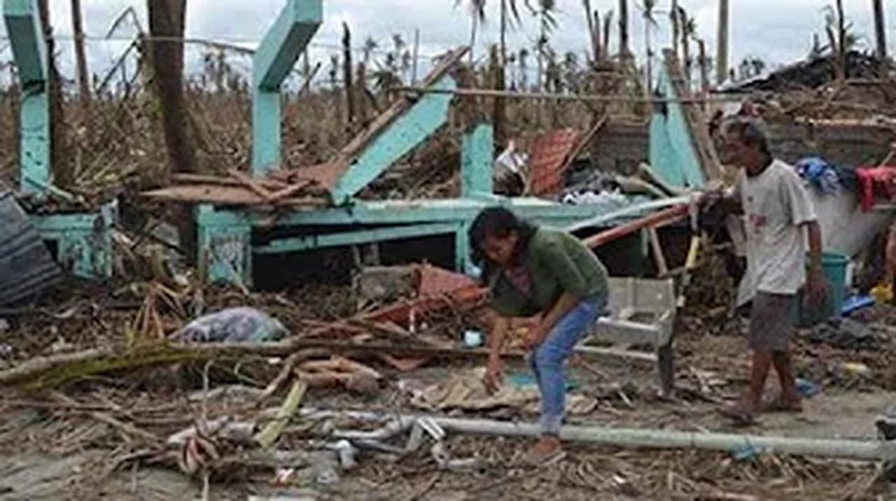 #TYPHOON ROLLY MASSIVE DEVISTATION! Real Time Video Naga City Bicol ...