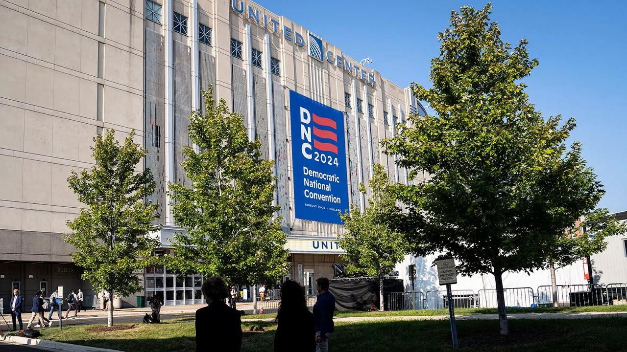LIVE: View of the United Center on Last Day of DNC in Chicago