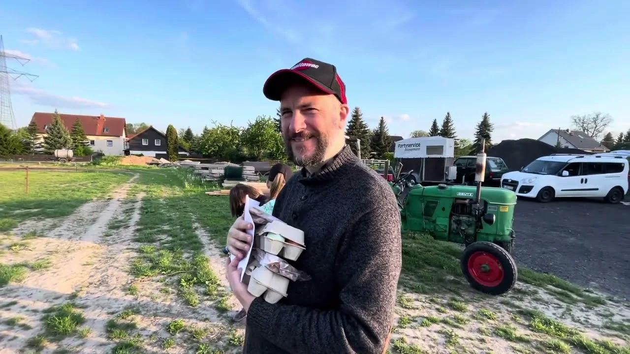 Chef der Freien Sachsen, Martin Kohlmann, auf dem Bauernhof in Grüna