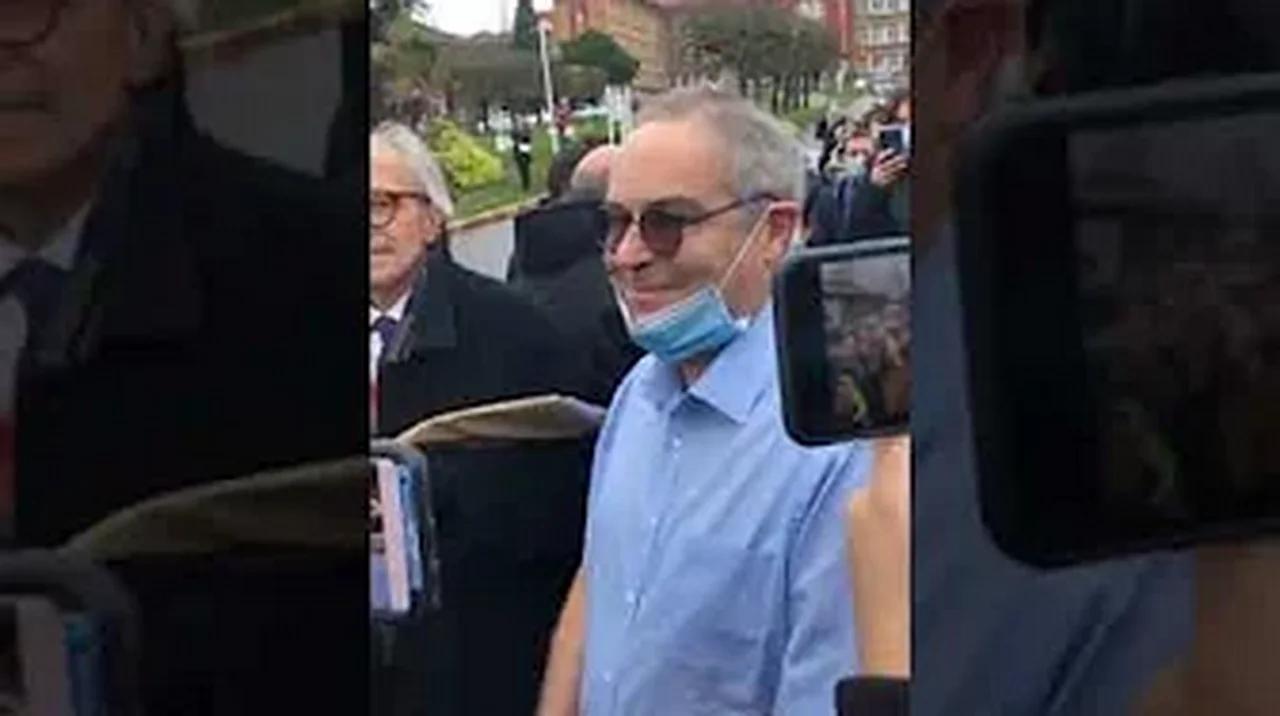 Rassemblement de soutien pour le Pr Perronne devant l'hôpital de Garches