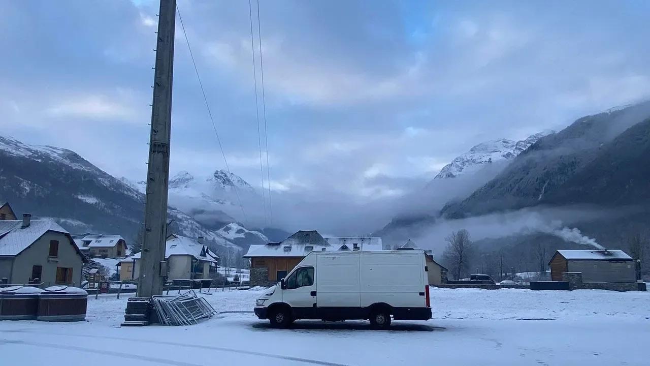 C’est bondé de neige ️ #fourgonaménagé #campingcar #vanlife