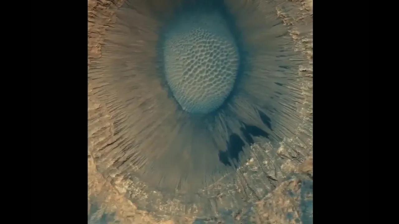 A câmera HiRISE filma imagens detalhada de uma cratera marciana
