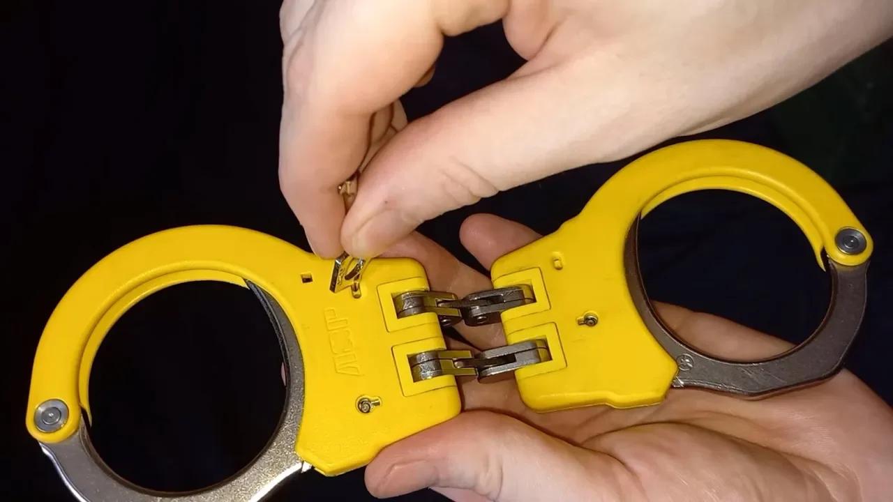 🚨🇺🇸 ASP Model 200 Hinged Handcuffs with Yellow Polymer exterior. NIJ