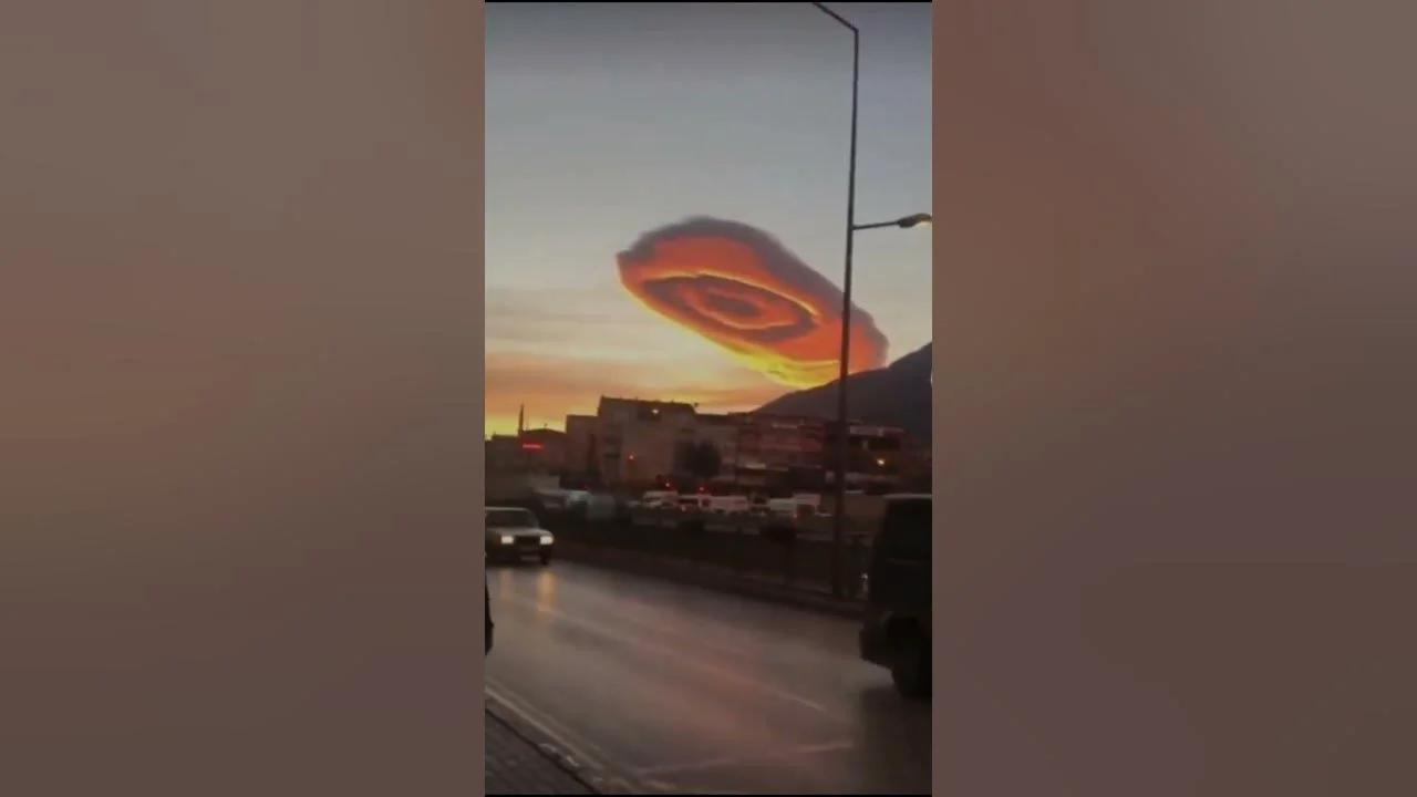 Weird Cloud Formation in Turkey! 🤯👀 Glitch in the Matrix or Cloaked UFO ...