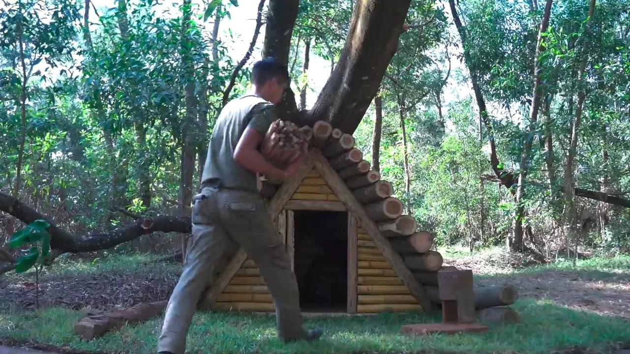 I Built a Bushcraft Survival House Under a Giant Fallen Tree Trunk