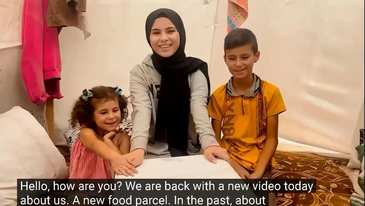 Gaza Current Situation Displaced Family Opens Food Aid Package