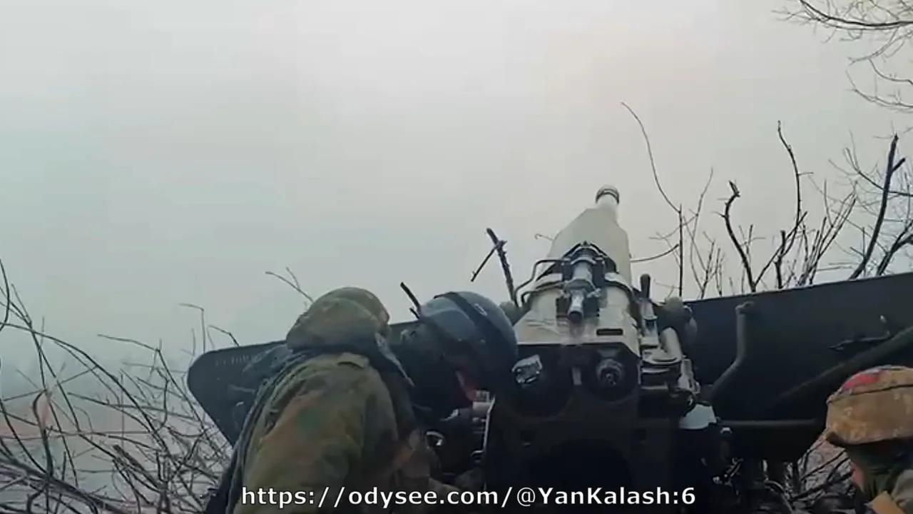 Mariinka. L'offensive se poursuit. L'artillerie russe fonctionne.