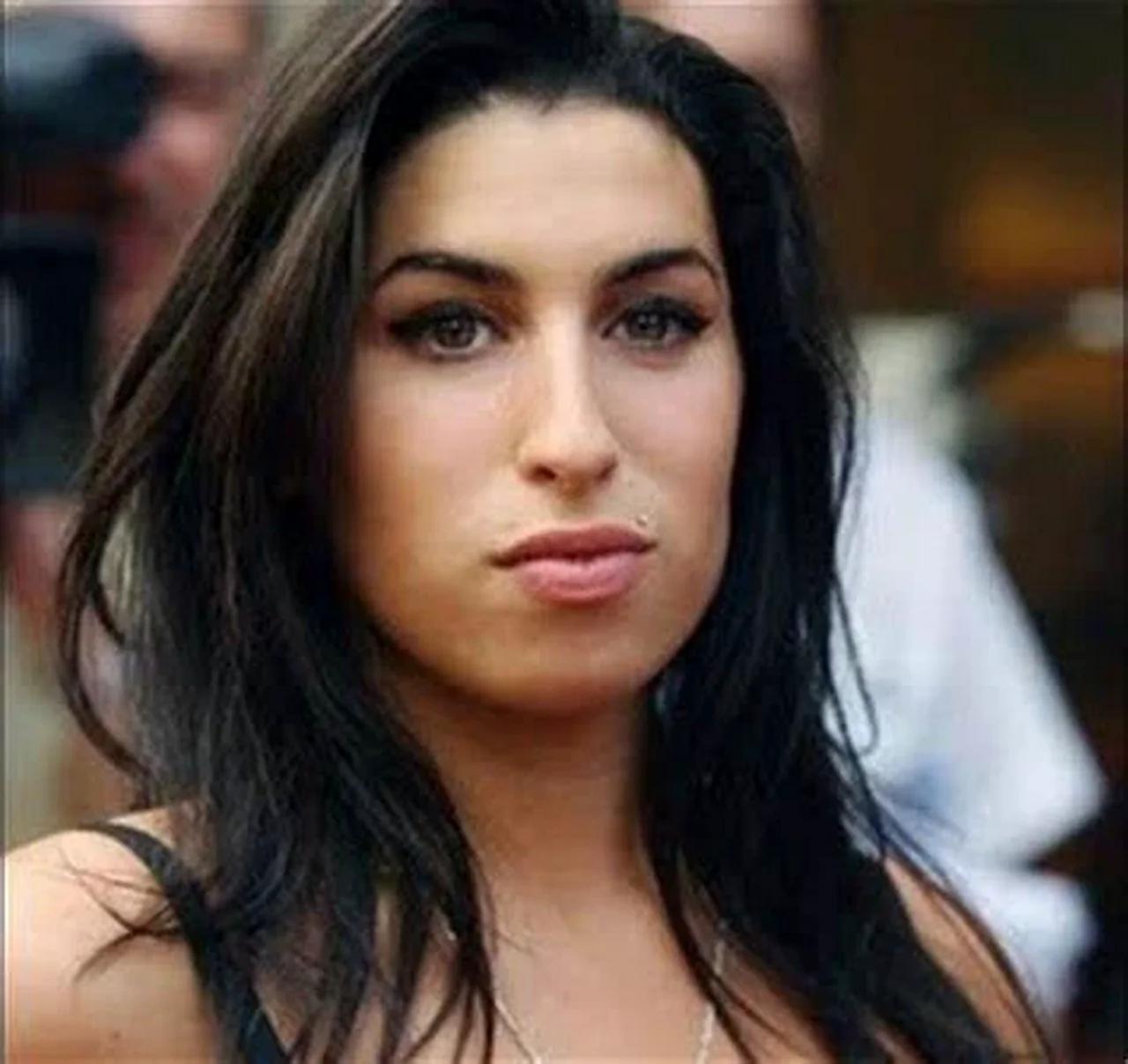 Amy singing "Hey Little Rich Girl" underneath the Masonic Pyramid Tent