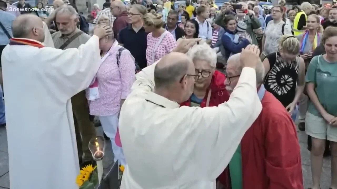 Pope Francis Same Sex Couple Blessing Backfires As Catholics Bishops 0865