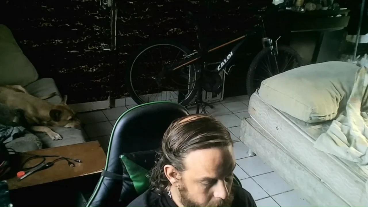 Frederic Roger LIGA para o seu pai para RECLAMAR de Dona Lili