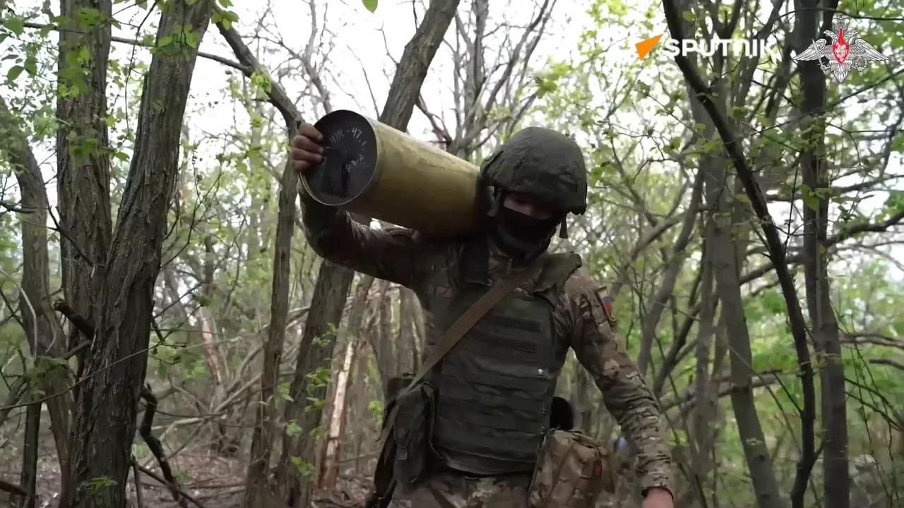📹 Footage showing the combat work of the crews of Giatsint-B 152-mm ...