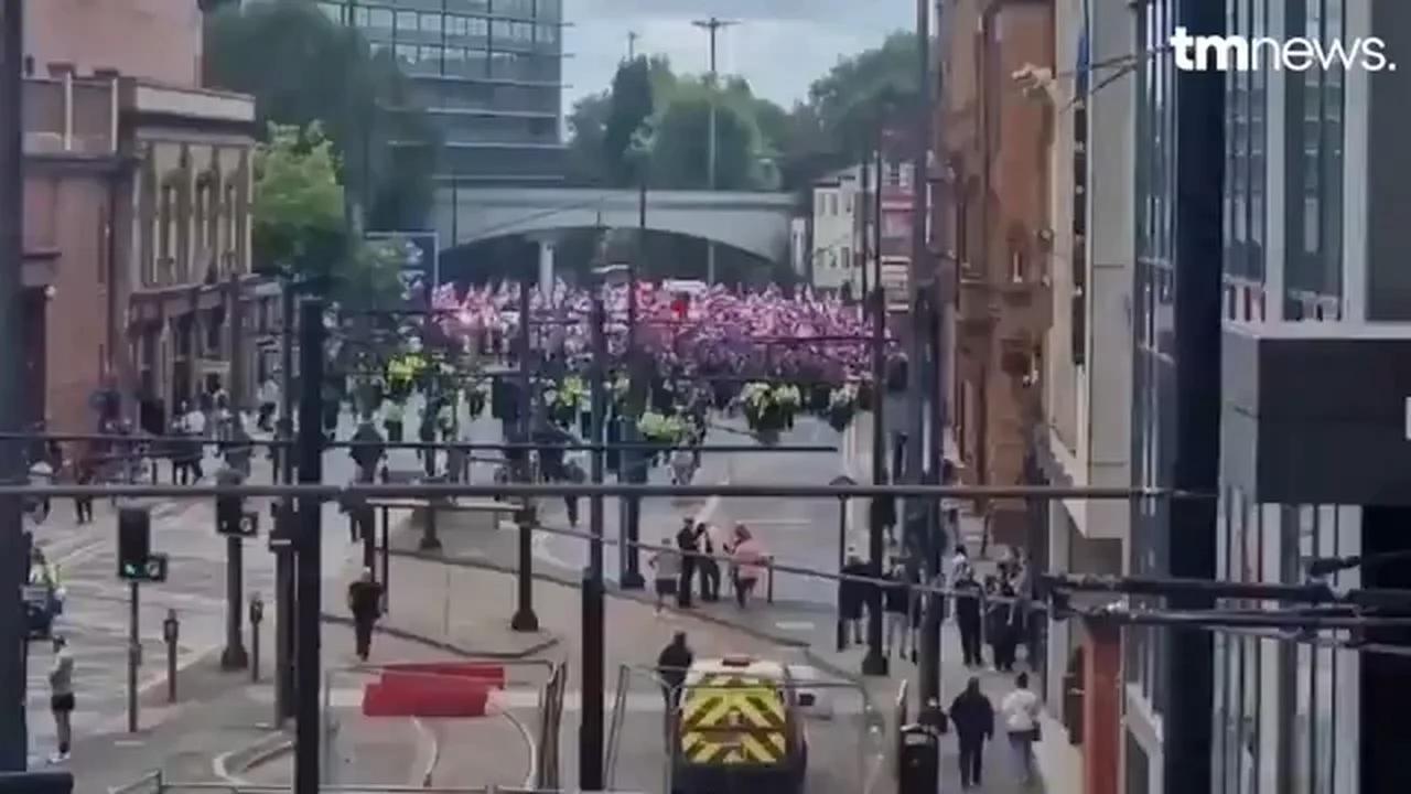 Des dizaines de milliers d’Anglais descendent dans la rue pour la ...