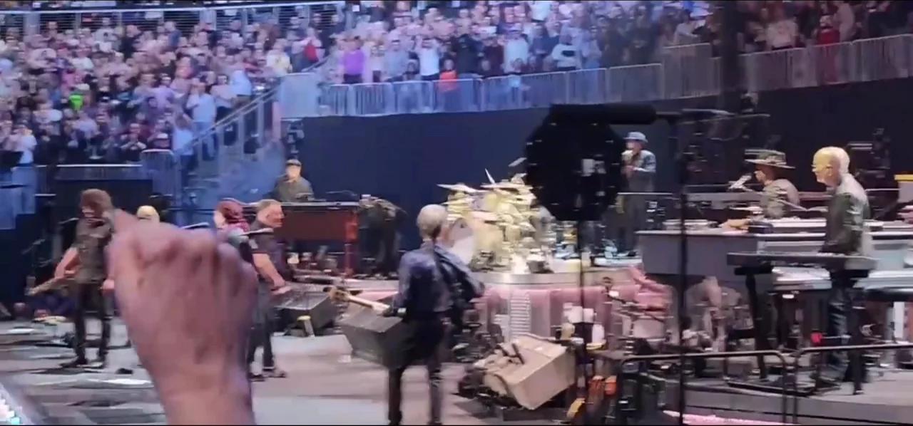 Bruce Springsteen hits guitar tech guy in the head with his telecaster