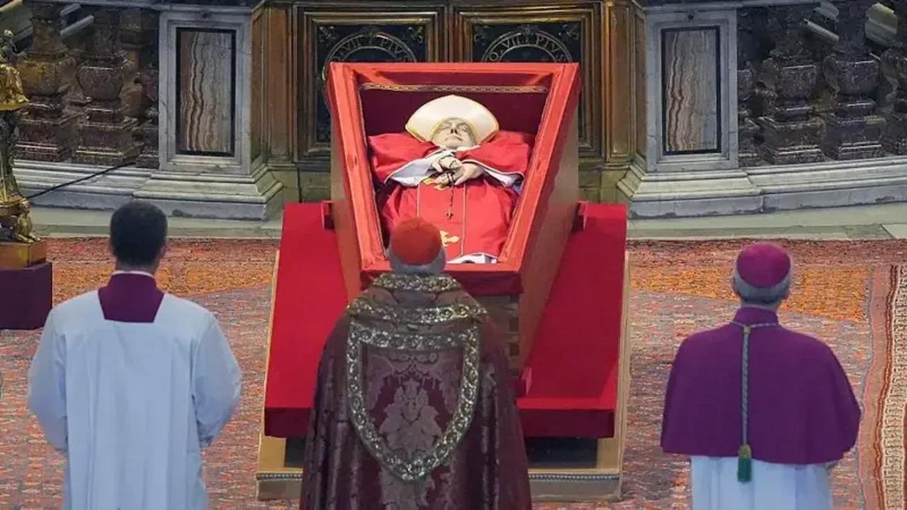 symboles sur le cercueil du pape François/ la grosse abomination que ...