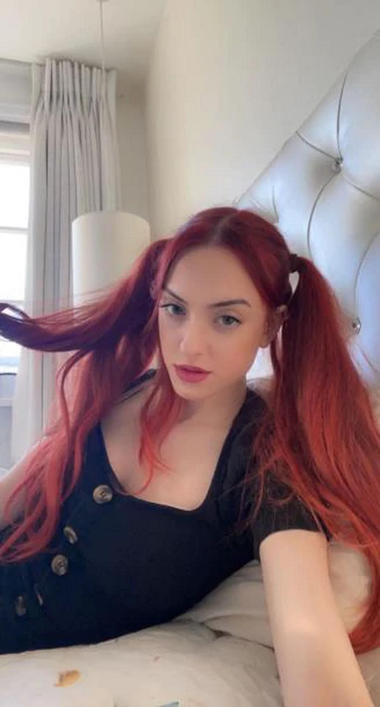 Trollcow aka Elaine Miller aka Elaine Gertler in e-girl influencer mode