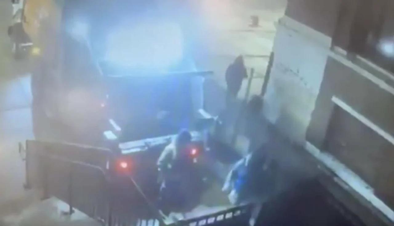 Chicago garbage man neutralizes two robbers outside elementary school