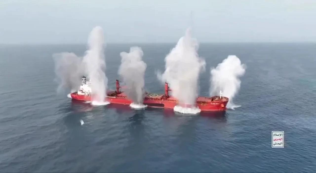 Footage of the sinking of the Greek bulk carrier Magic Seas in the Red Sea