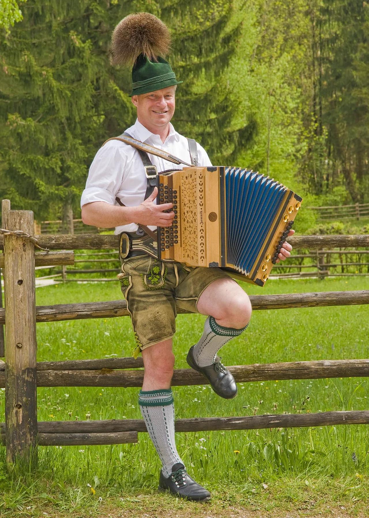 Hermann Huber Volksmusikant mit seiner Diatonischen Ziach