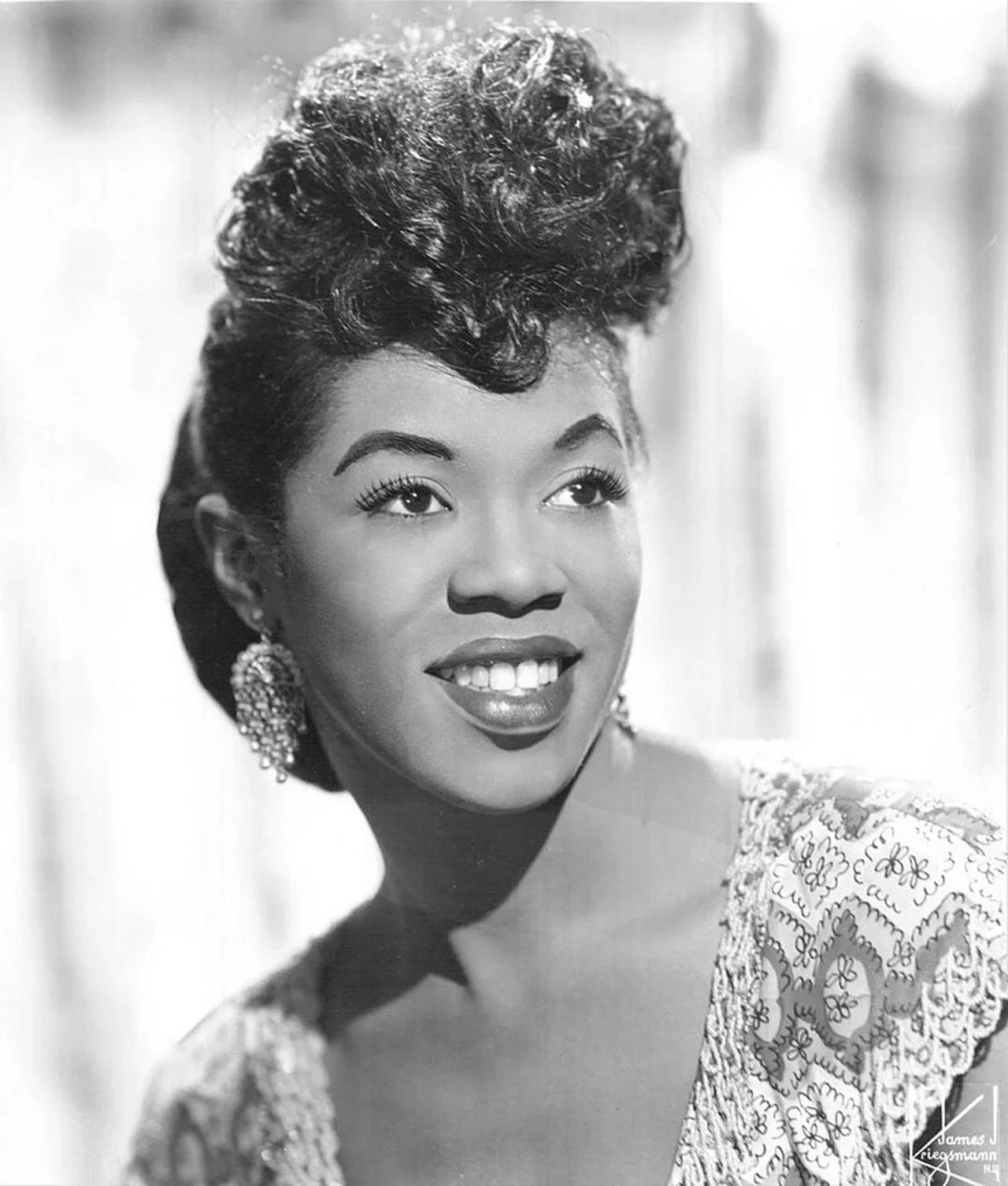 Sarah Vaughn Jazz Singer performs "Misty"