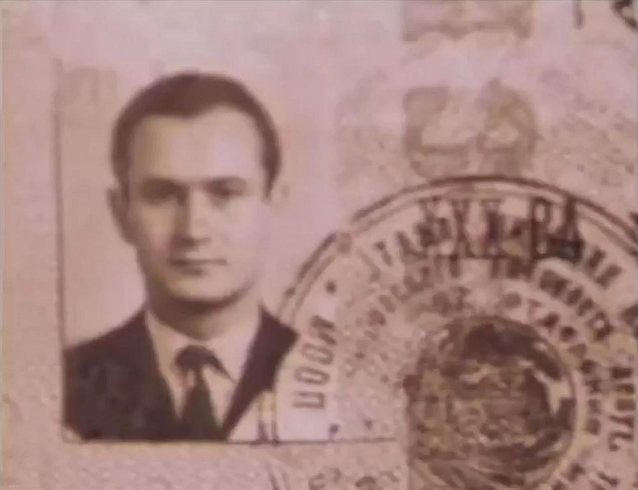 KGB Defector Yuri Bezmenov Reveals Soviet Subversion Tactics (1984 ...